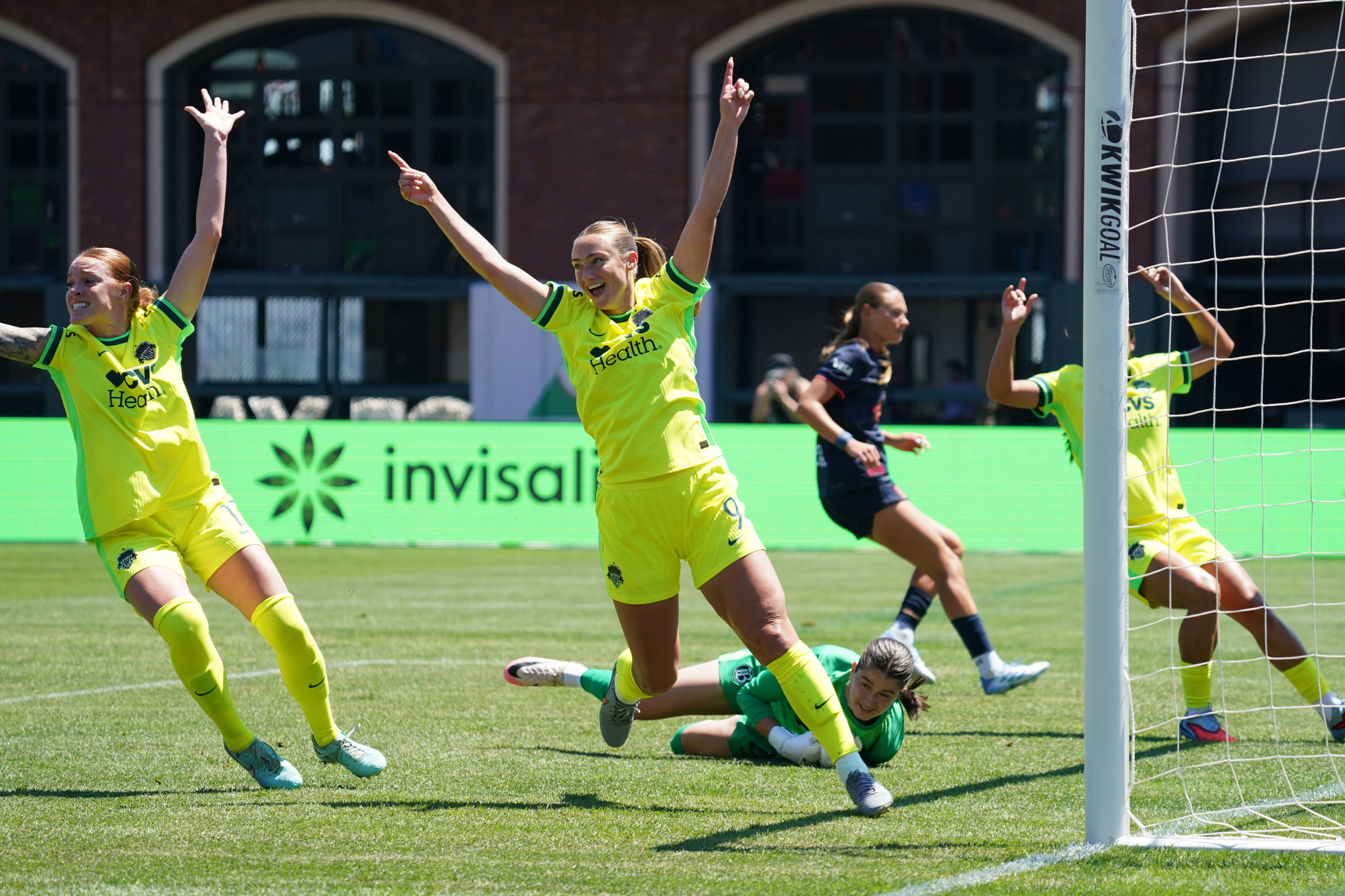 Spirit holds its lead and downs Bay FC in front of NWSL-record crowd
