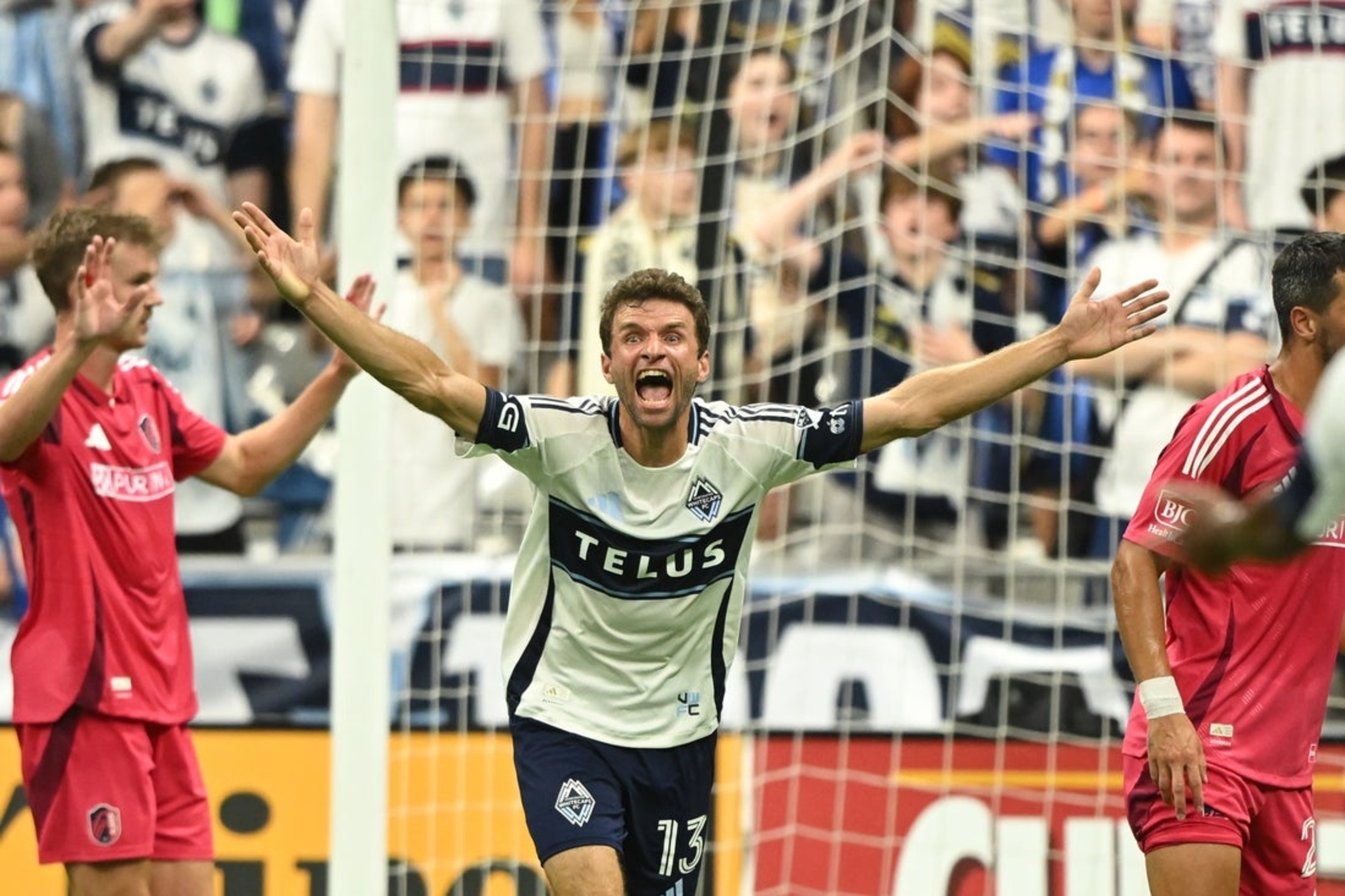 Thomas Muller’s late penalty kick lifts Whitecaps over St. Louis