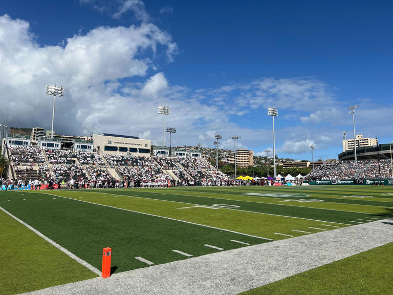 Late-game heroics lift Hawaii over Stanford in season opener, 23-20
