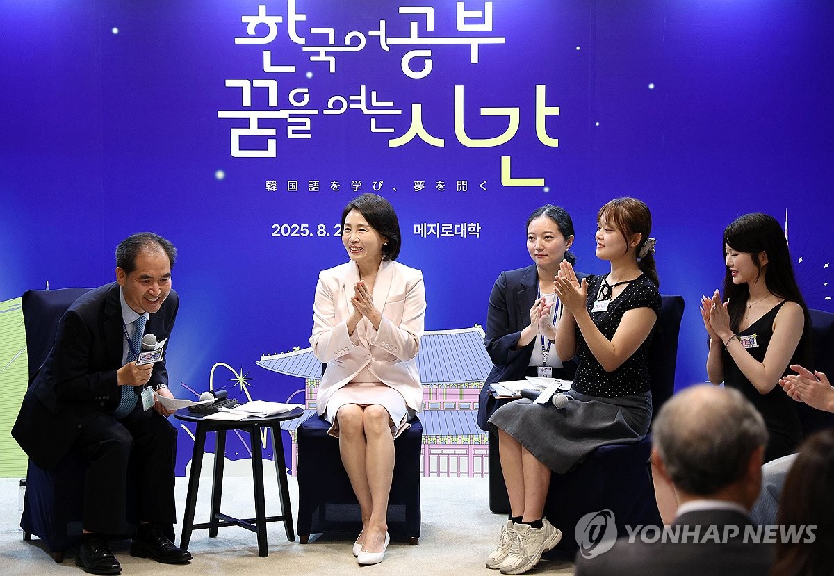 First lady meets Japanese students majoring in Korean language