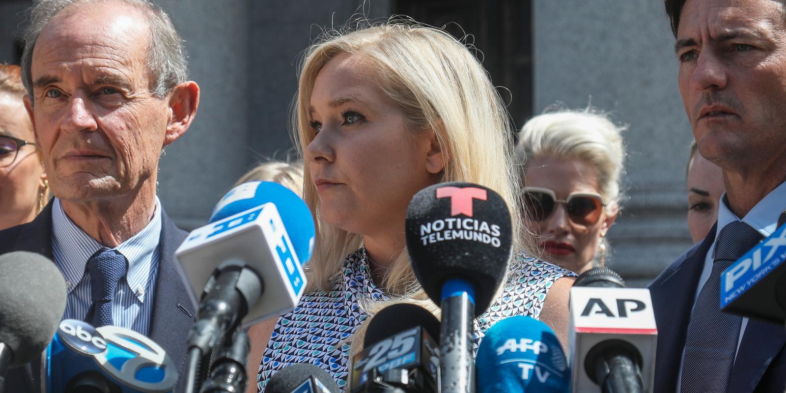 Giuffres familj rasar efter förhöret med Maxwell: ”Hon får skriva om ...
