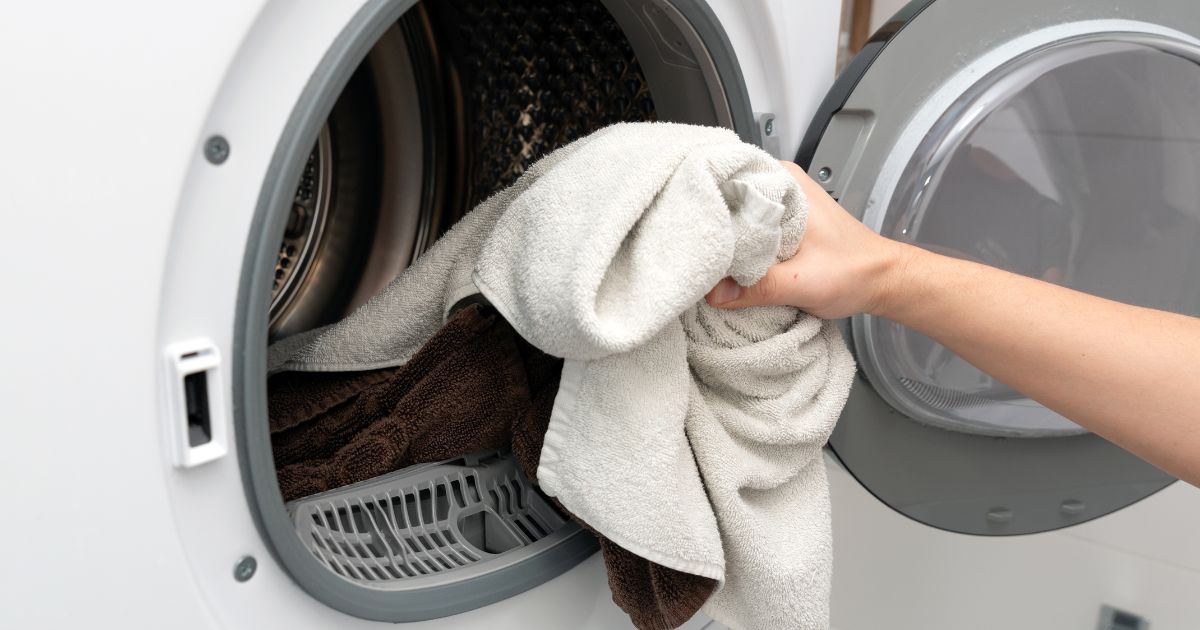 L’astuce de la serviette qui fait sécher le linge en un temps record ...