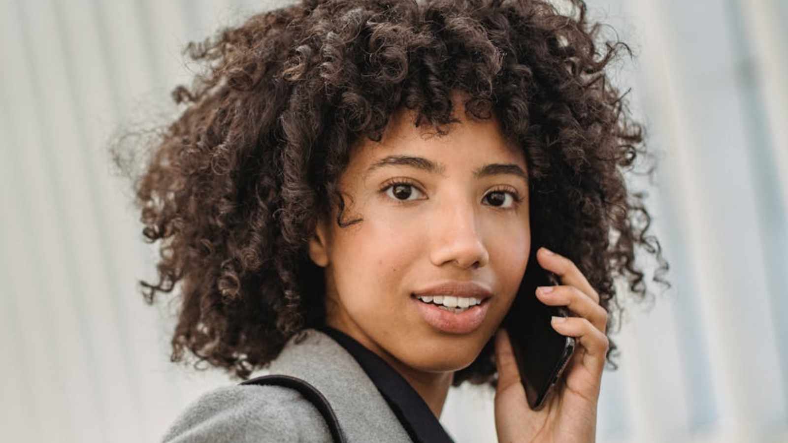 13 common annoying phone habits in public