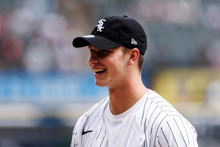 Bears QB Tyson Bagent throws out first pitch at White Sox game