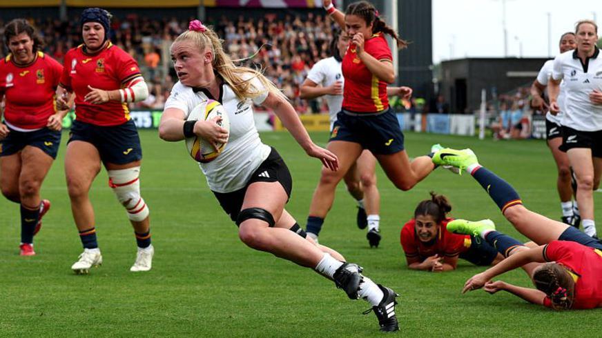 New Zealand beat battling Spain with 13 players