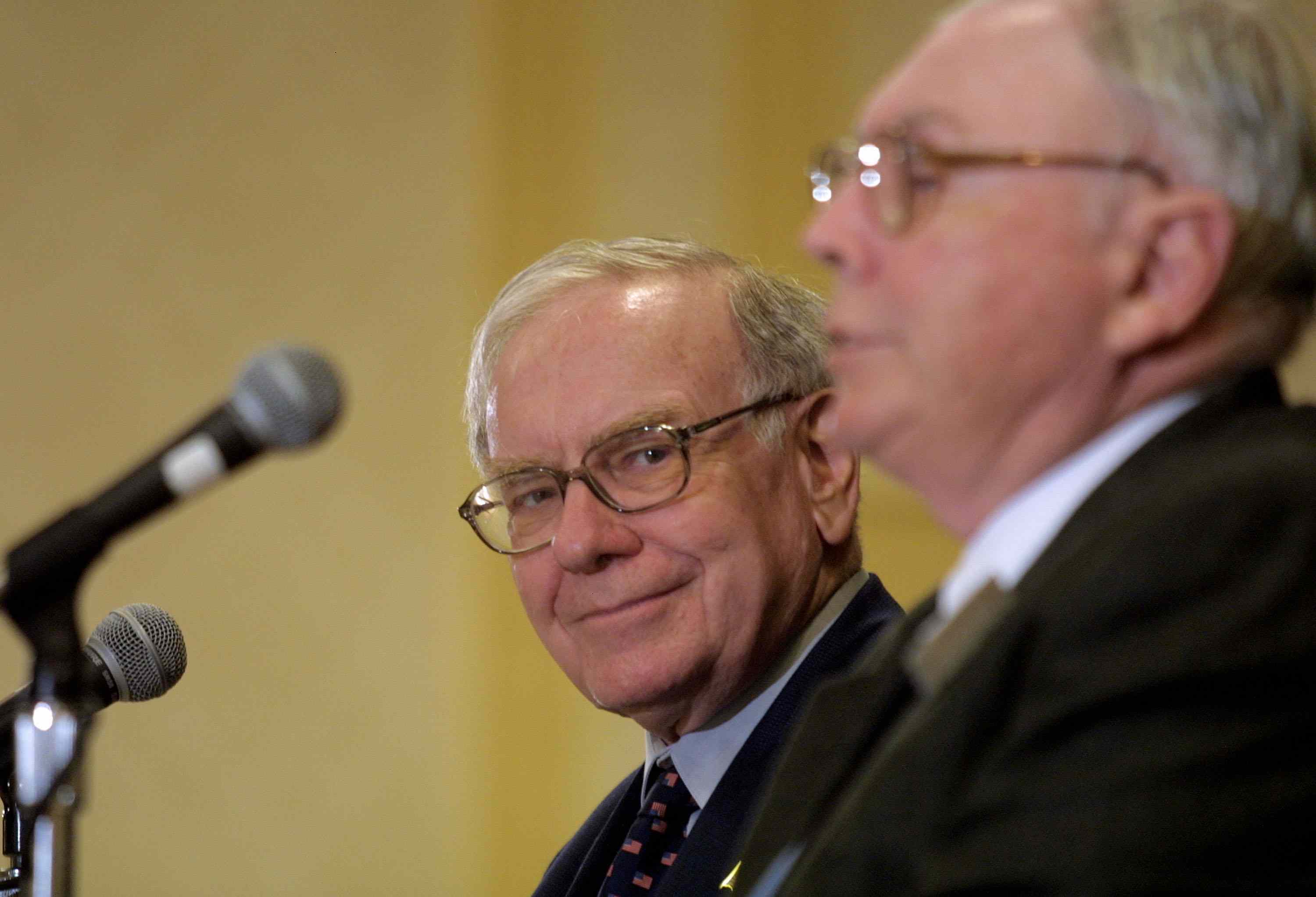 Why Warren Buffett's Right-Hand Man Said Diversification Will Not Work ...