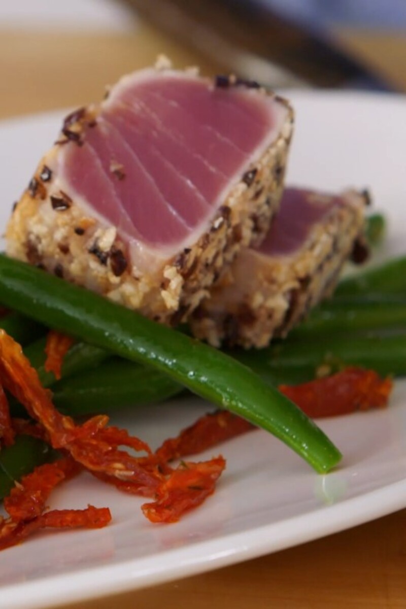 Tuna loin with black olive and rice cracker crust