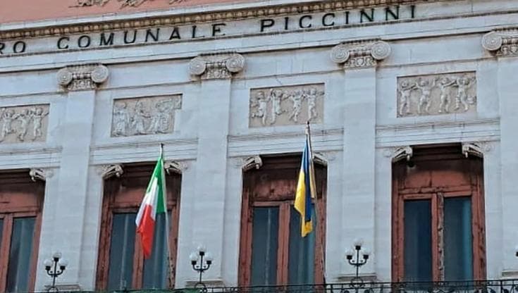 Bari, il Comune espone bandiera dell’Ucraina: “L’Europa torni a essere ...
