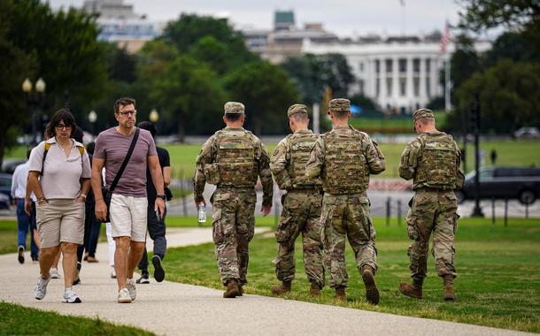 Trump planeja enviar militares para Chicago após exibição de poder na ...