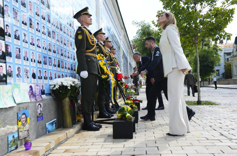 Galerie de photos: Mark Carney se rend en Ukraine pour le jour de l ...