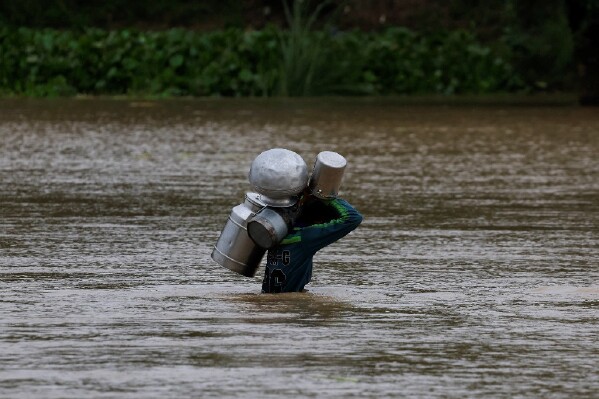 【AI翻译仅供参考】巴基斯坦卡苏尔地区印巴边境Ghatti Kalanjar村遭遇季风雨导致萨特莱杰河水位上涨