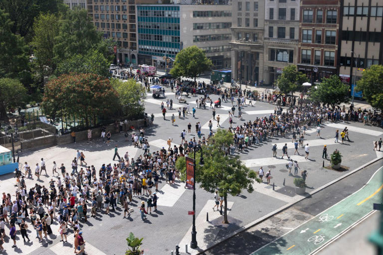 Mamdani supporters flood NYC streets for scavenger hunt as campaign ...