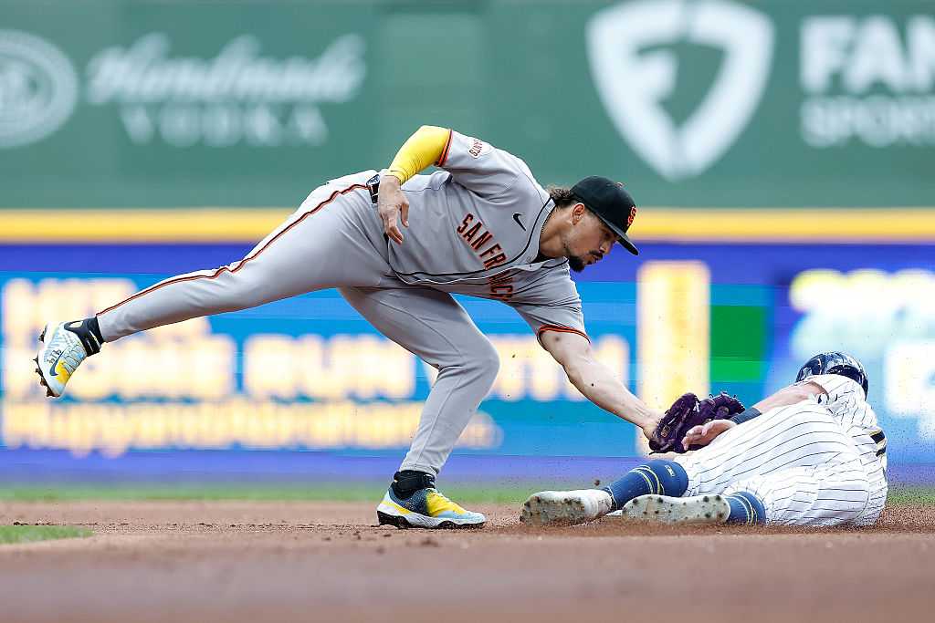 Brewers lose series to Giants in Sunday finale