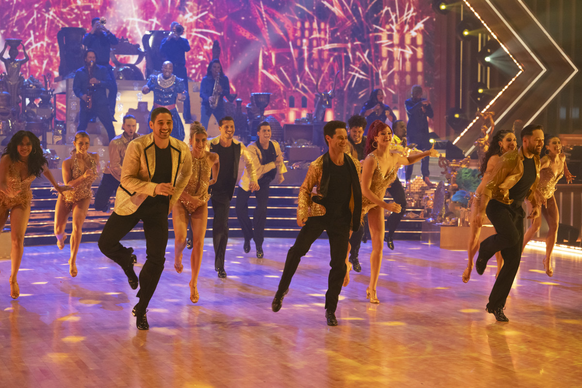 DWTS Pro Sends Fans Into a Frenzy With Solo Sunset Pics