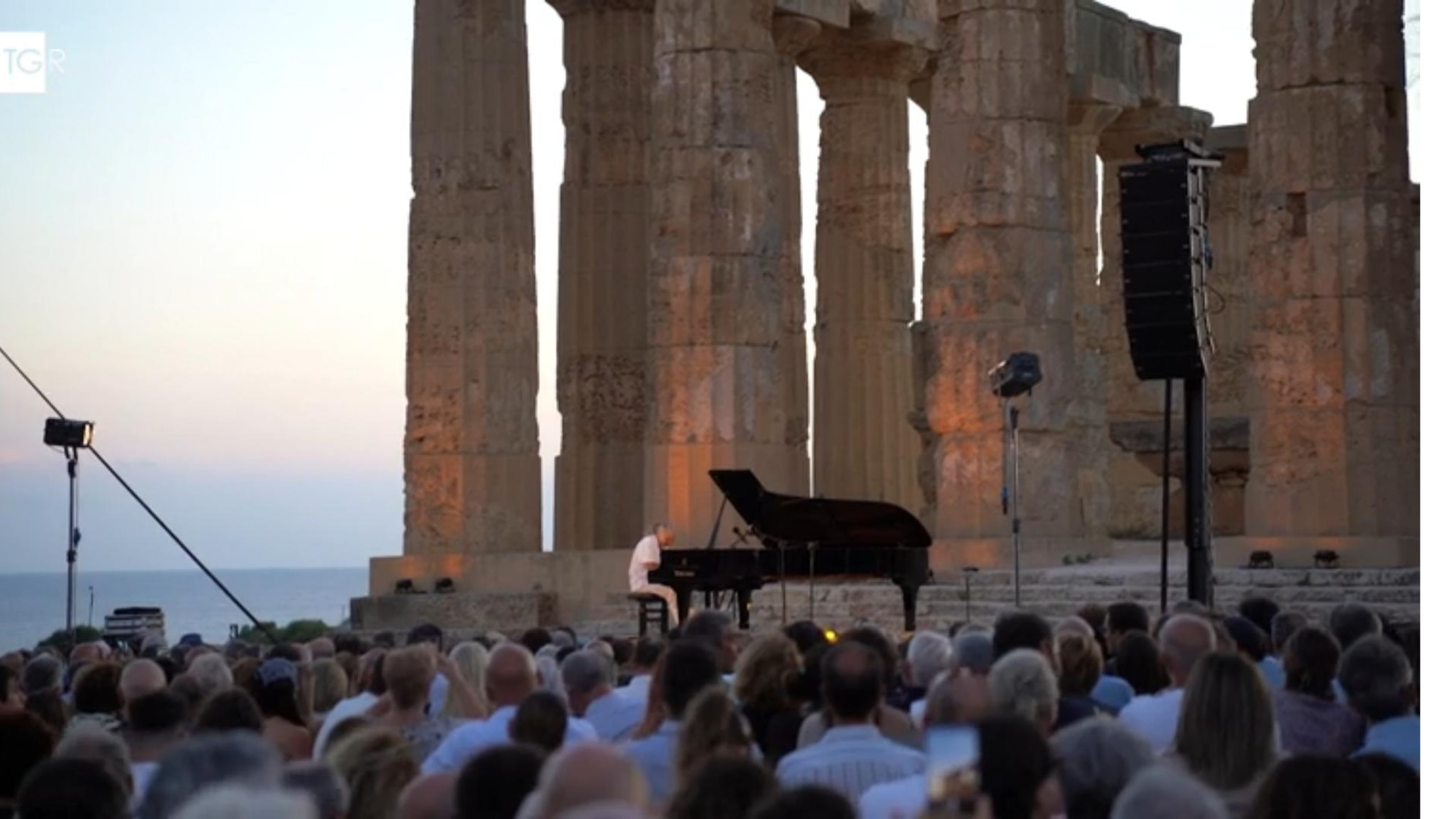 Stefano Bollani, musica e magia tra le bellezze di Selinunte
