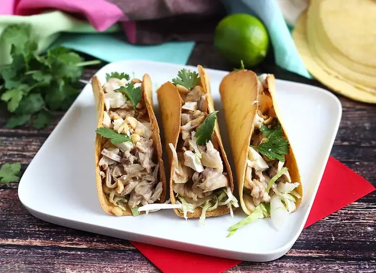 Tacos crujientes con pollo en salsa satay
