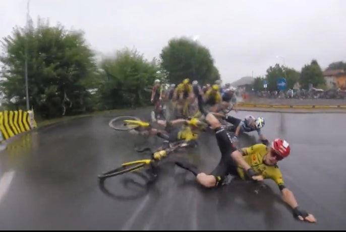 Vuelta Nightmare for Axel Zingle: Crash, 2 Dislocated Shoulders, and a Stolen Bike