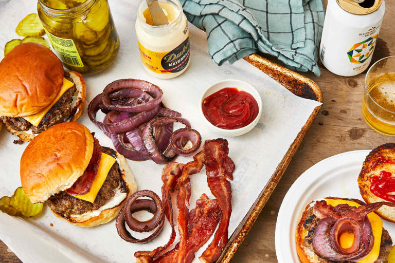 How to cook hamburgers in a skillet for juicy burgers every time