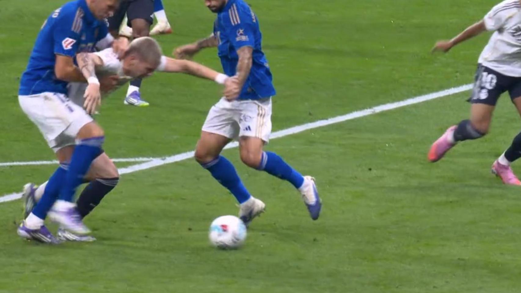 Así fue el penalti que Mastantuono pidió y De Burgos Bengoetxea decidió ...