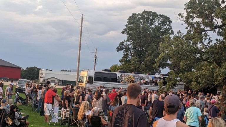 Thousands attend Sean Feucht concert after Winnipeg permit denied