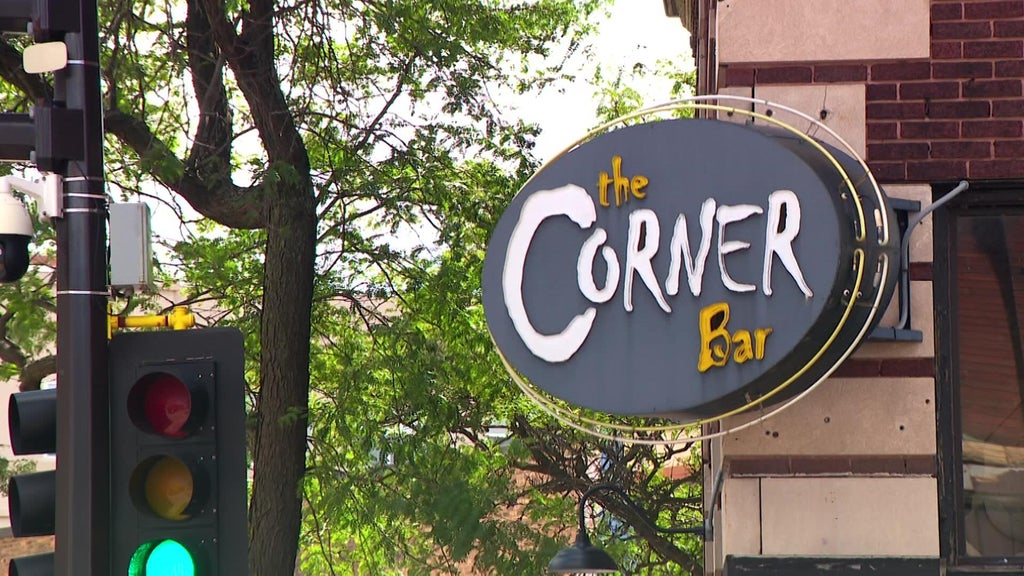 Minneapolis' The Corner Bar serves customers one last time before ...