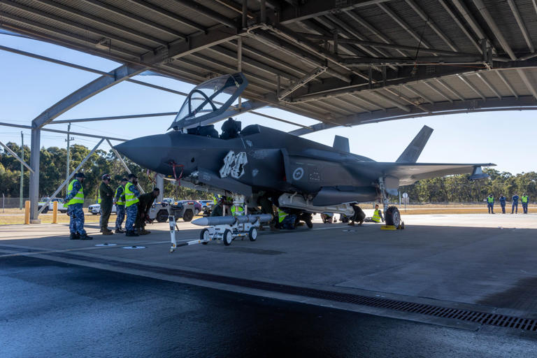 Map shows F-35 bases and jet fighter carriers near China