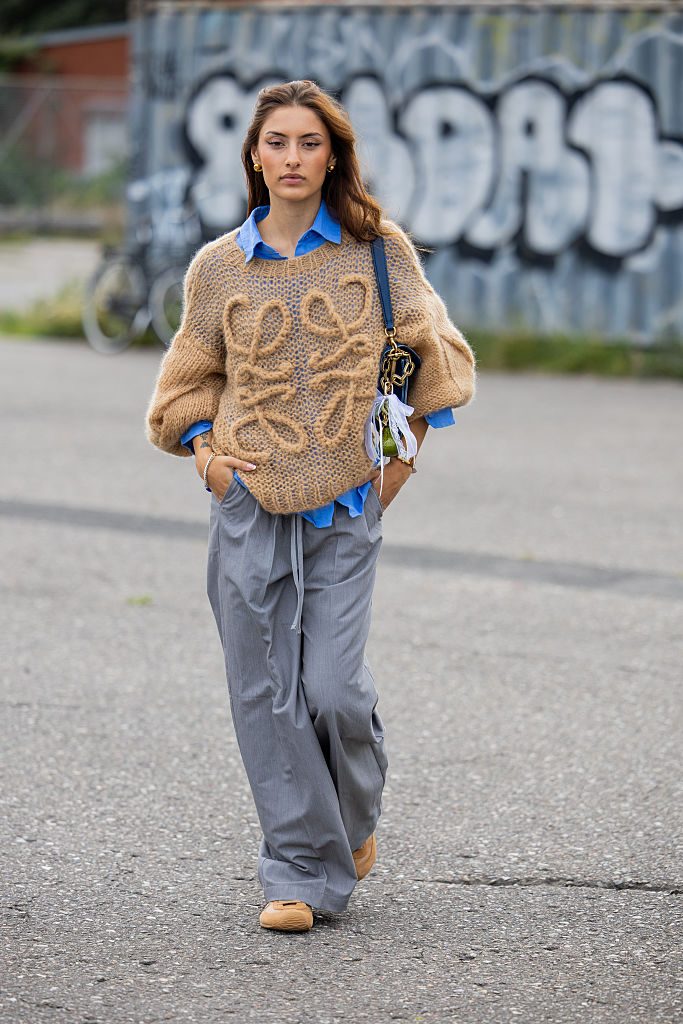 Minimalistki noszą tylko to: prosta “boxy knit” w kolorze cold beige i ...
