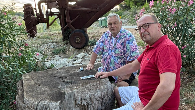 Orbán Viktor a nyaralása alatt is dolgozik, a parlament külügyi ...