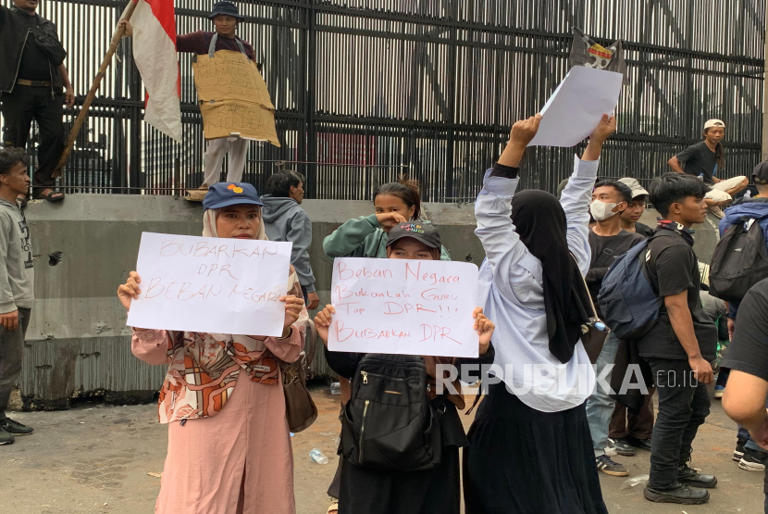 Anak STM Ikut Demo di Depan Gedung Dewan, Bawa Poster 'Bubarkan DPR'