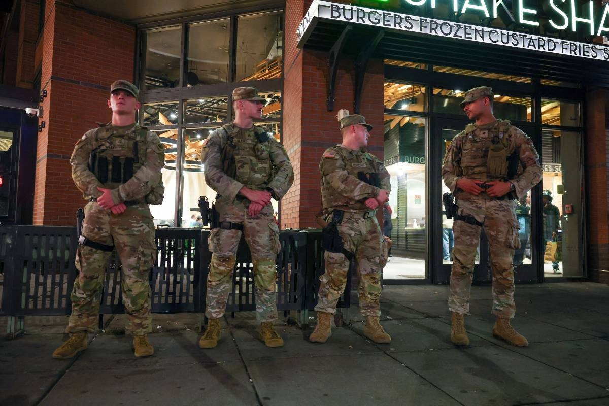 National Guard troops begin carrying weapons in US capital