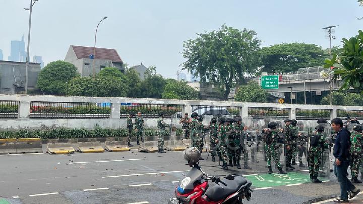 Massa Demo di DPR Berlarian Masuk Tol setelah Bentrok dengan Polisi