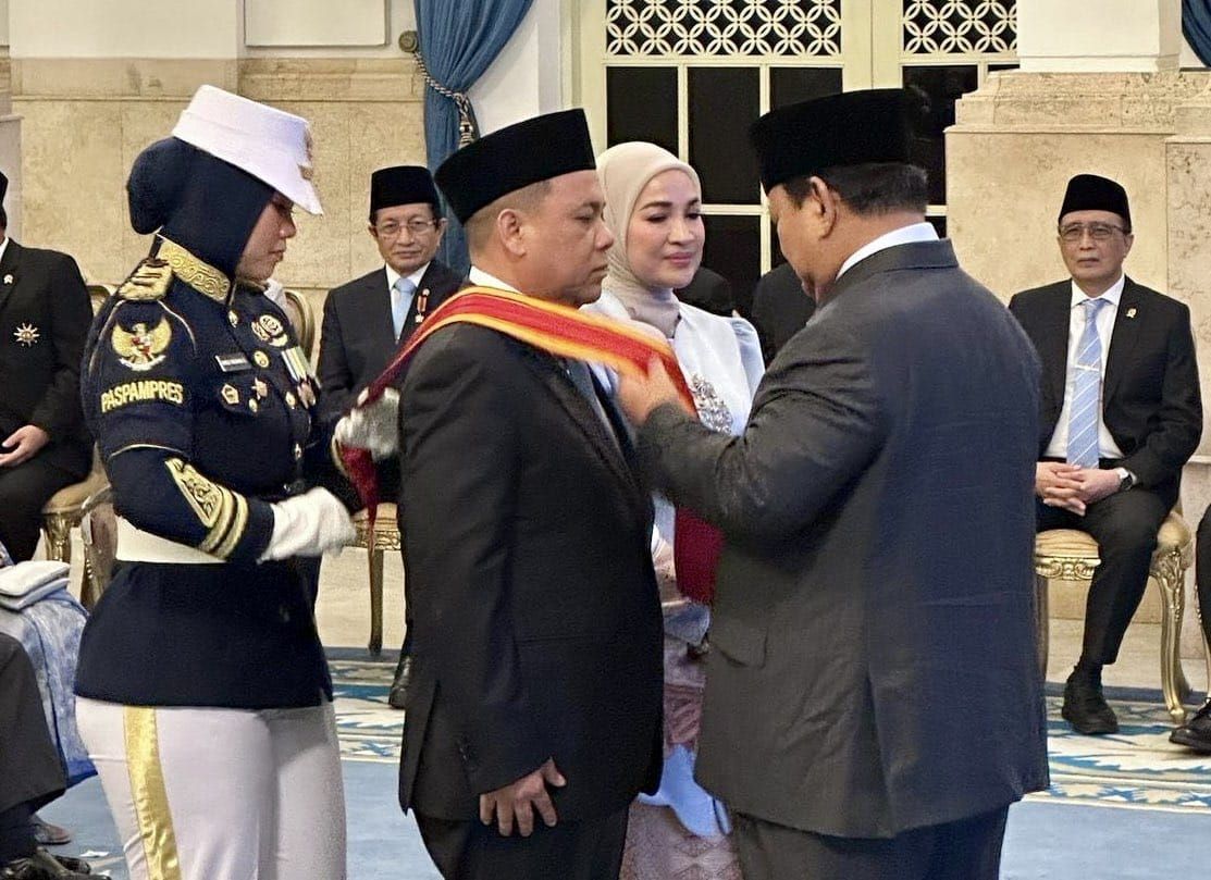 Presiden Prabowo Anugerahi Haji Isam Bintang Mahaputera Utama, Begini ...