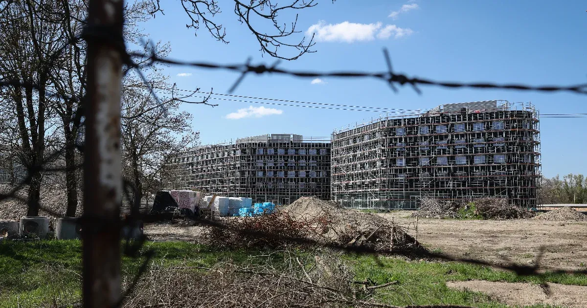 Az MNB-alapítvány a kecskeméti egyetemnek adja a campust félkészen ...
