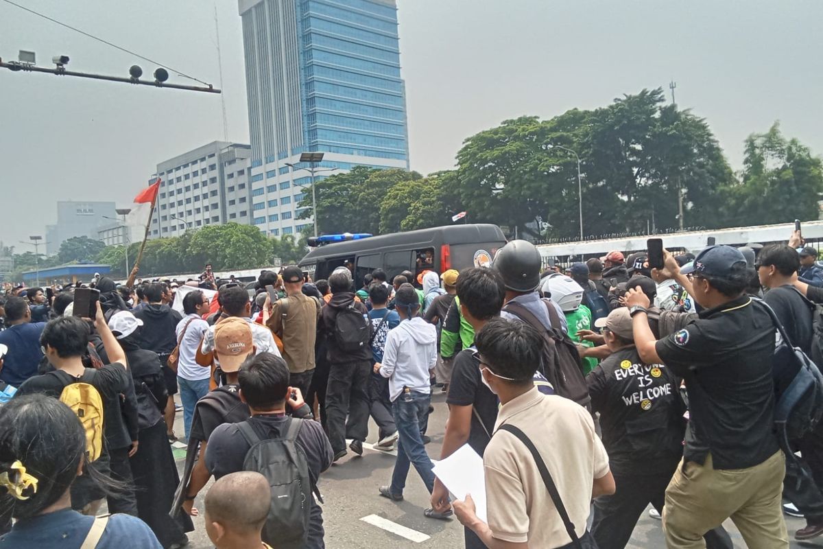 Demo Depan Gedung DPR Diwarnai Penyerangan Mobil Polisi Oleh Massa ...