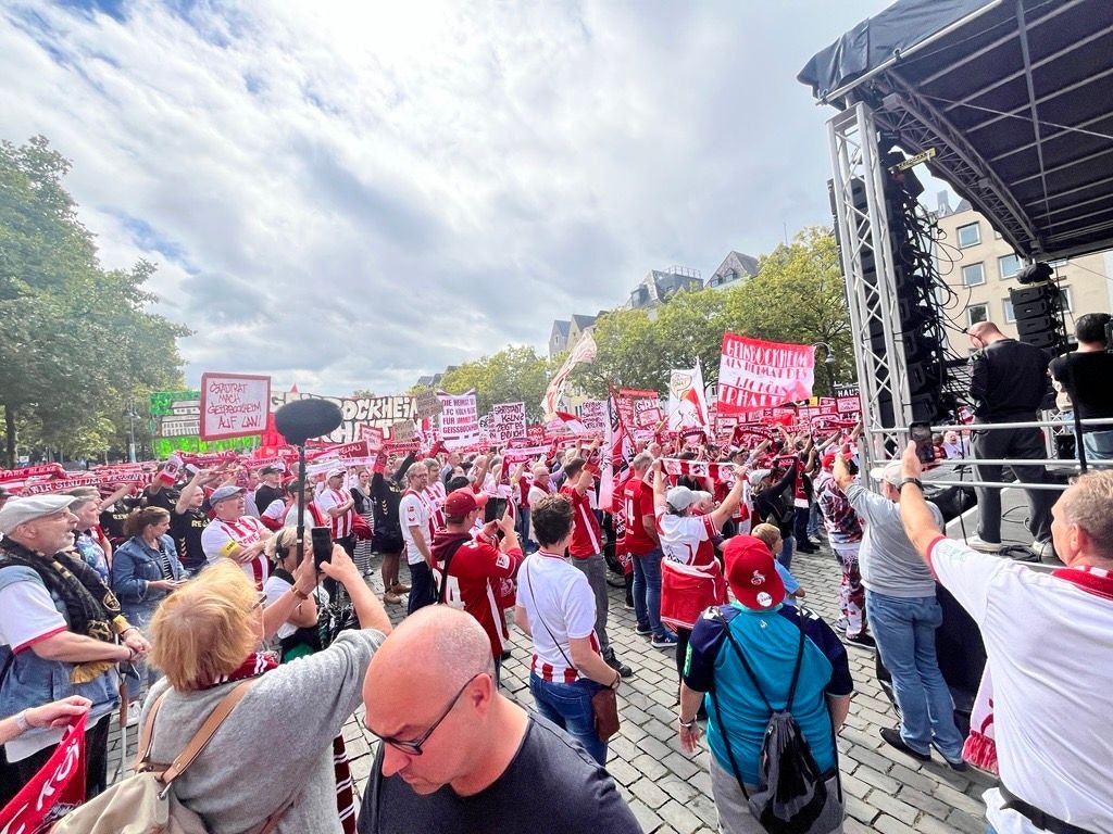 Auch Profi dabei: 4000 Fans protestieren: FC-Demo zeigt Wirkung