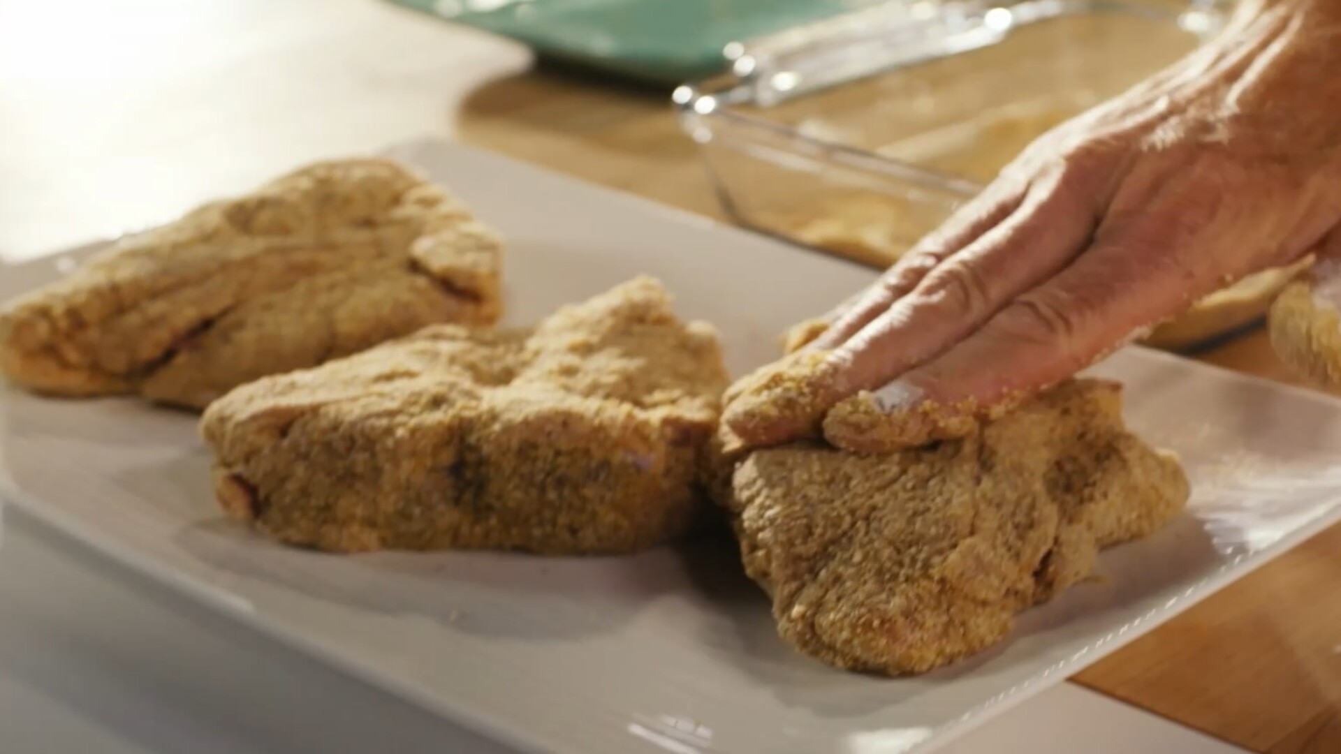 Perfekt paniertes Fleisch mit gewürztem Mehl und Paniermehl
