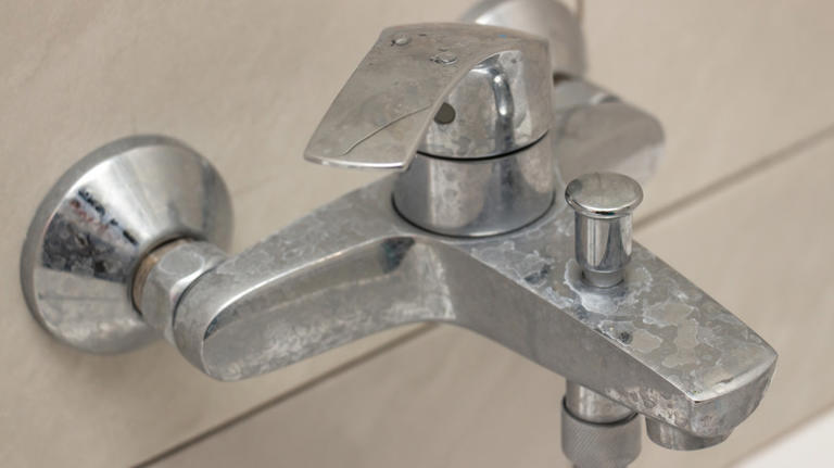 Make Hard Water-Stained Faucets Shine Like New With An Easy Aluminum ...