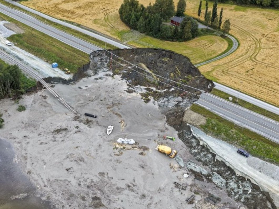 Norway: Landslide tears road and railway tracks into the depths