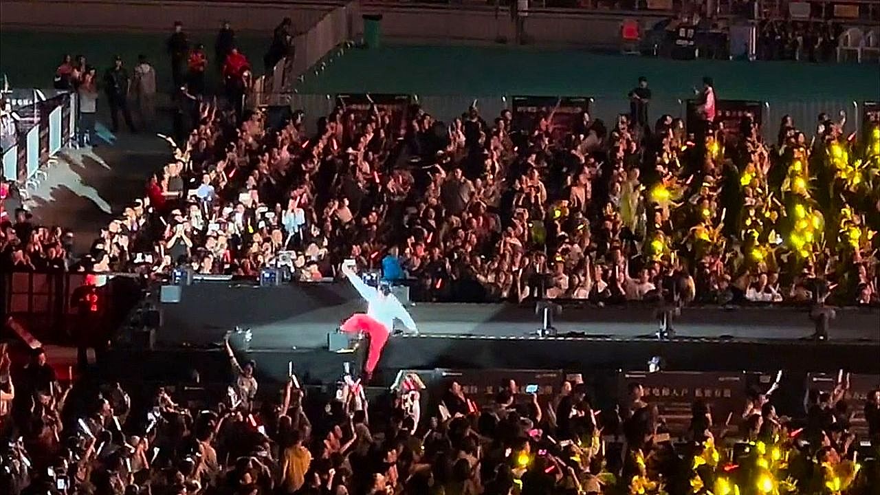 Famous Asian singer falls off stage during concert in China