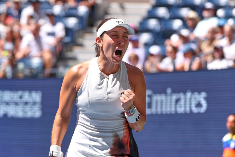 Jessica Pegula returns to quarterfinals at U.S. Open, signs Bills ...
