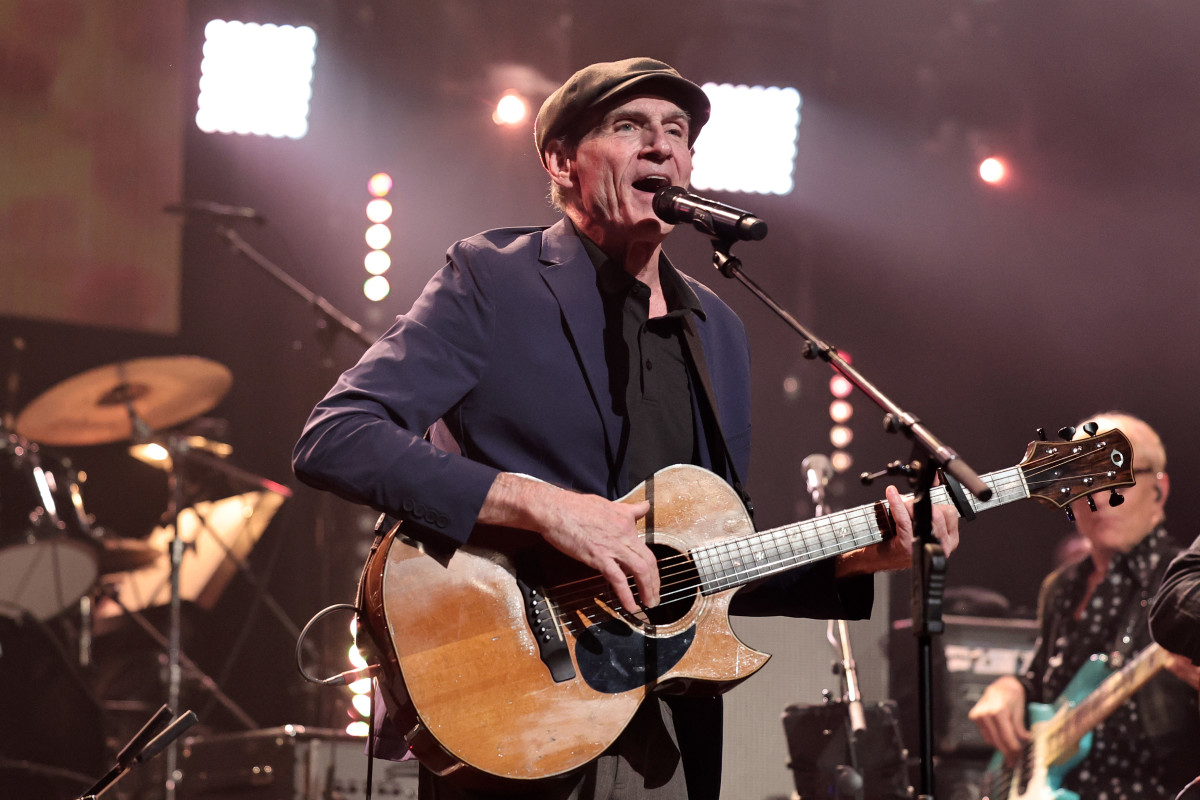 Beloved Folk Singer, 77, Creates 'Absolute Core Memory' for Fans After ...