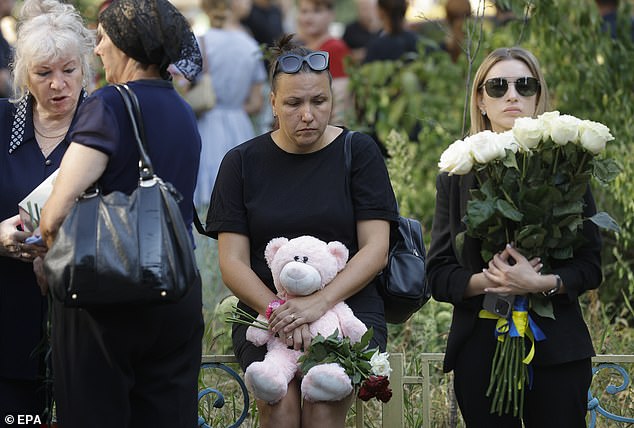 Heartbreaking pictures show mourners clutching teddy bears in tribute ...