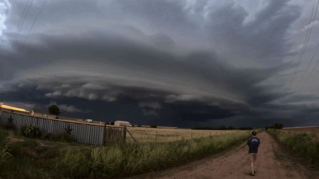 Timelapse Shows Supercell Storm Looming Over Northwest Texas