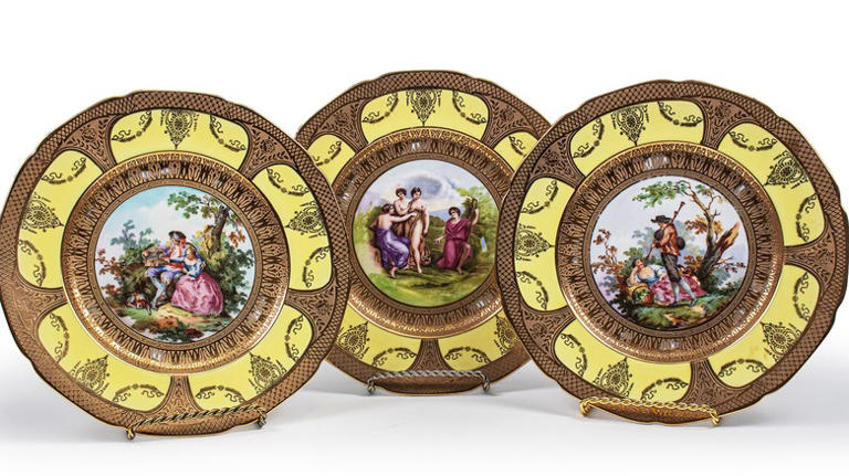 16 Vintage Plates That Are Worth A Fortune Today