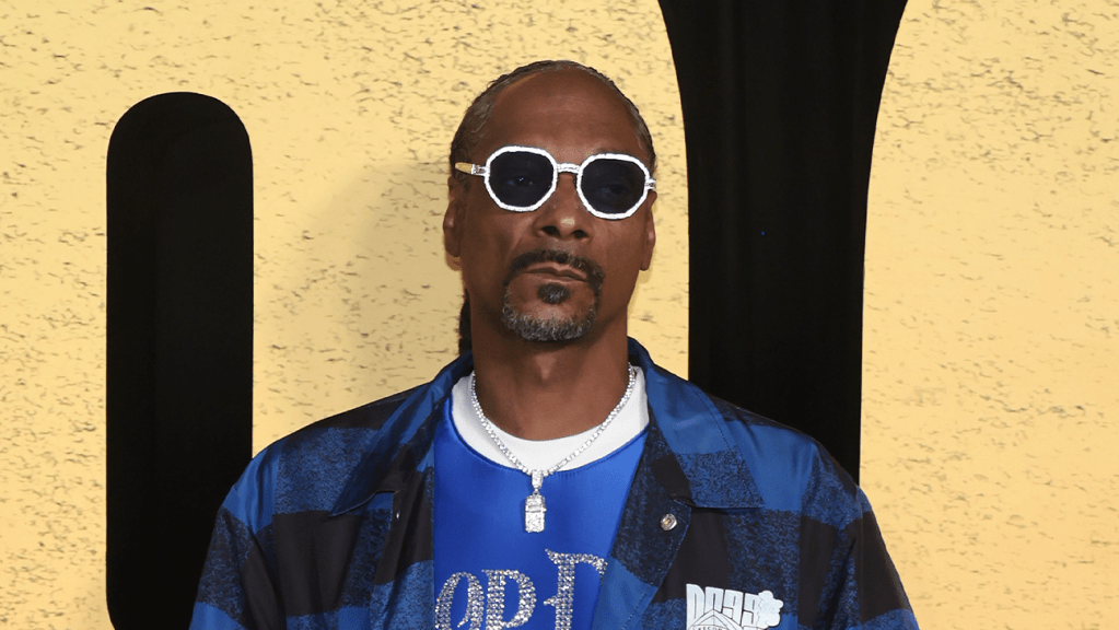 Snoop Dogg brings out Huntrix, Lainey Wilson for Netflix NFL Christmas ...