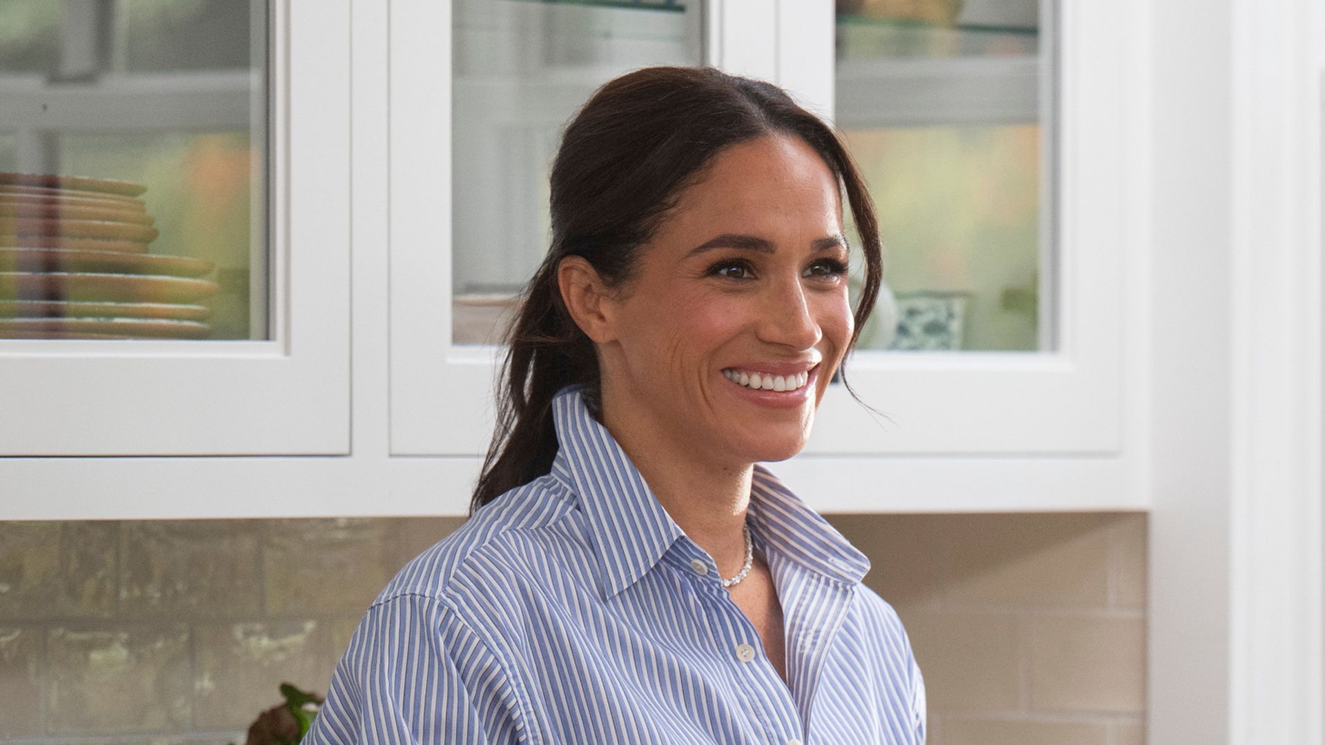 Meghan Markle rocks skinny jeans in 'elevated' look for barefoot beach ...