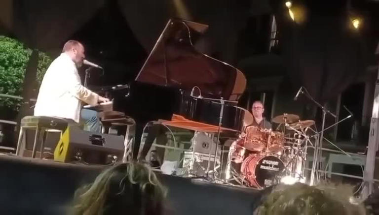 Crolla la struttura del palco durante il concerto di Raphael Gualazzi ...