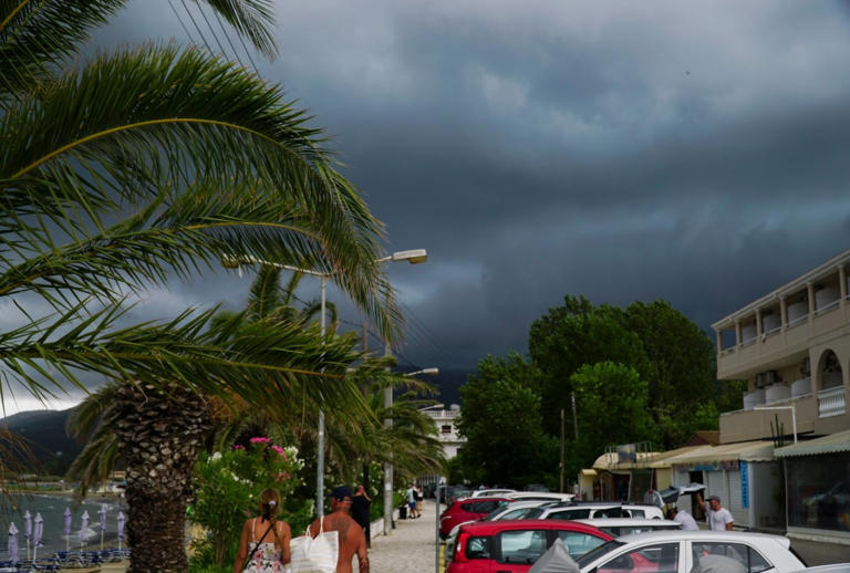 Ξεκίνησε το «σφυροκόπημα» της κακοκαιρίας - Ήχησε το 112 στο Ιόνιο