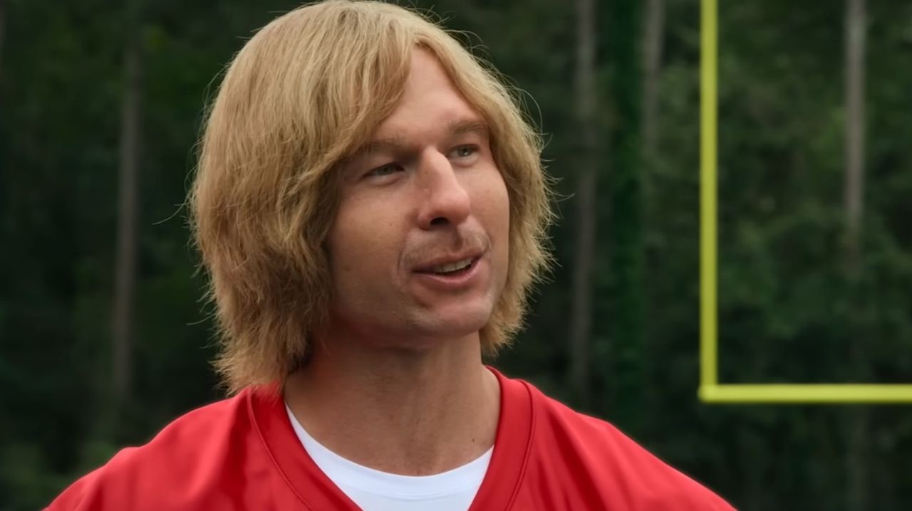 Top Gun: Maverick star Glen Powell does Mrs. Doubtfire with football in ...