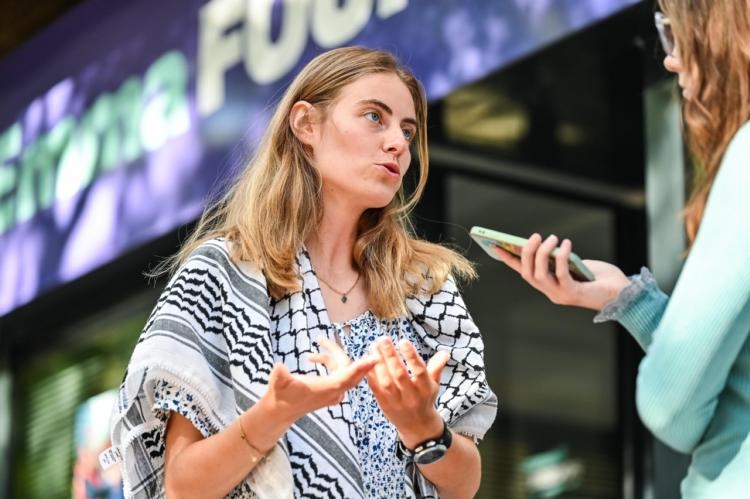 La députée européenne normande LFI Emma Fourreau en partance pour la ...